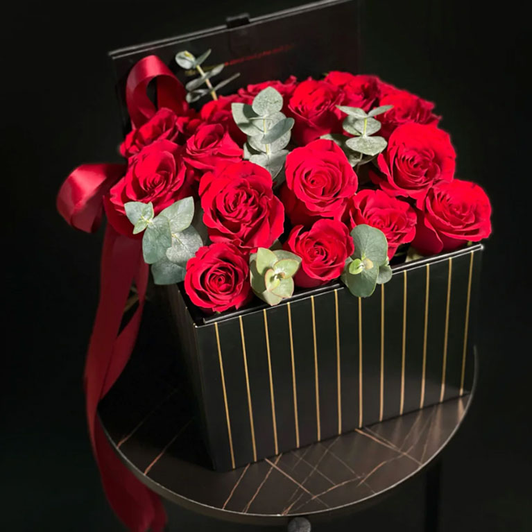 Sentimento Flowers | Fresh Red Roses in a Black Square Box – Aiwa Flowers